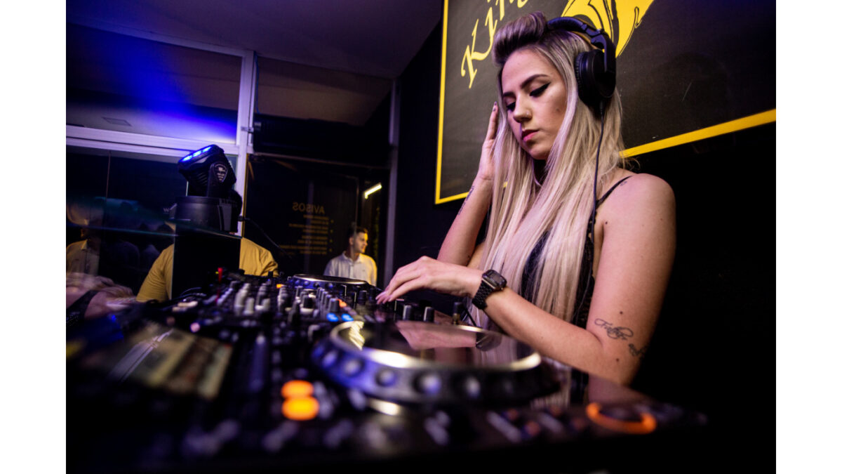 tubulululu: Empowering the Beat: Women DJs Making Waves in the Music ...